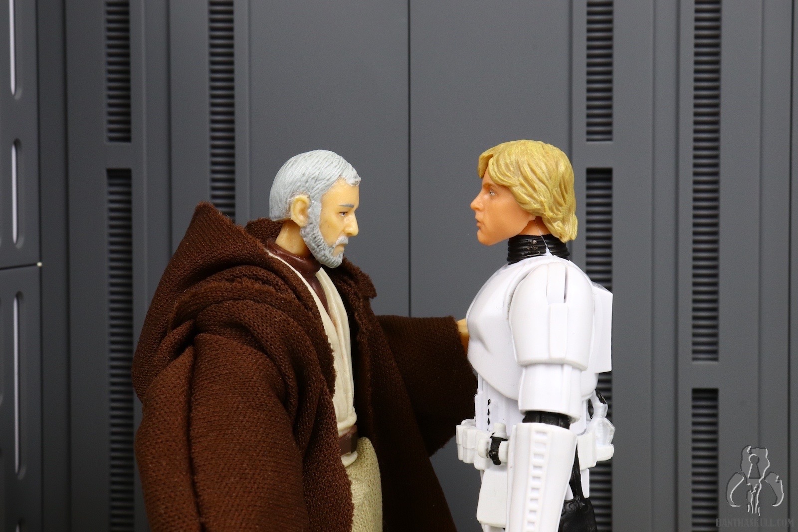REVIEW AND PHOTO GALLERY: Star Wars Vintage Collection VC169 - Luke ...